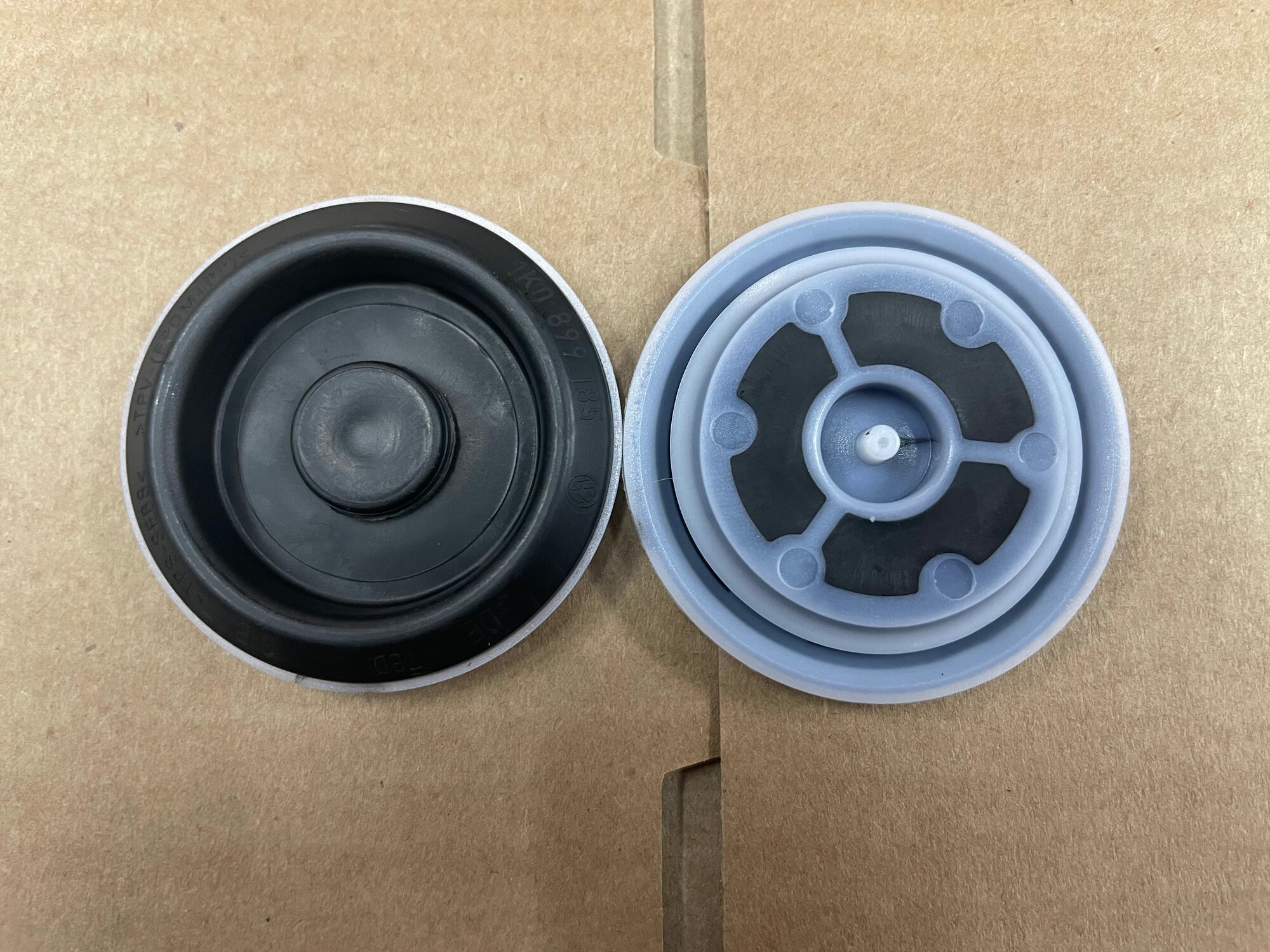 VAG 1K0899185 Заглушки отверстия в нише багажника (2шт) для AUDI A4/SEAT ALHAMBRA/SKODA FABIA