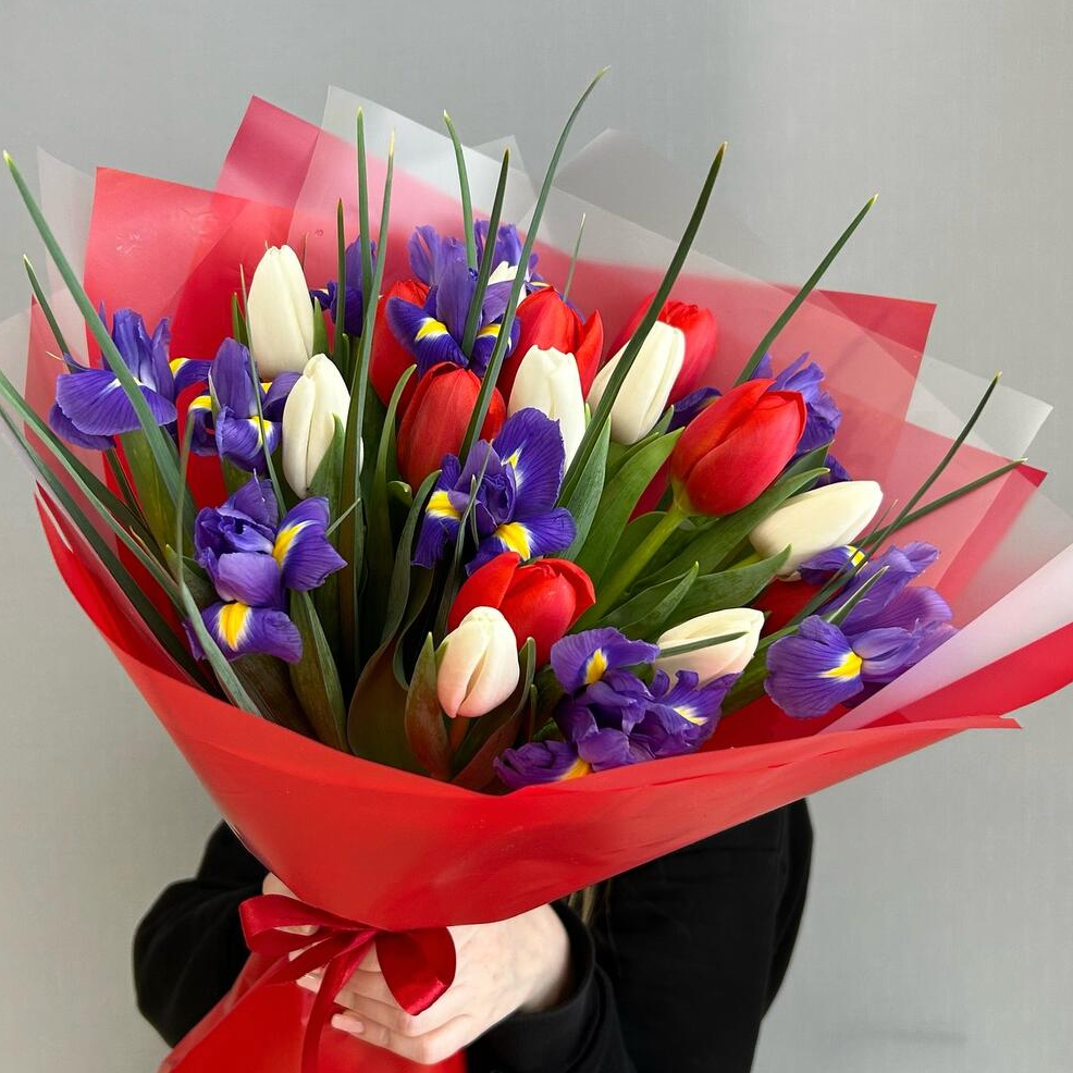 Букет из белых и красных тюльпанов с фиолетовыми ирисами 23шт