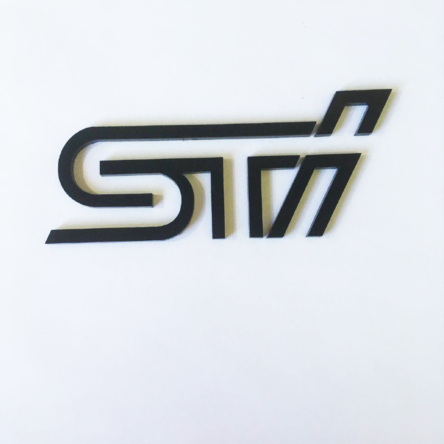 Шильдик (логотип, эмблема) STI