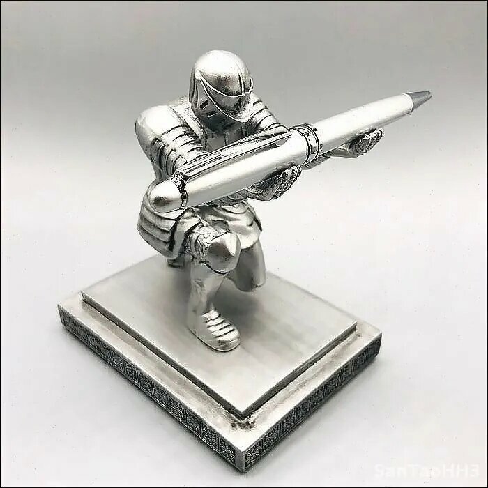 Подарок начальнику мужчине, сувенир для мужчины статуэтка с ручкой на рабочий стол, подставка для ручек Рыцарь