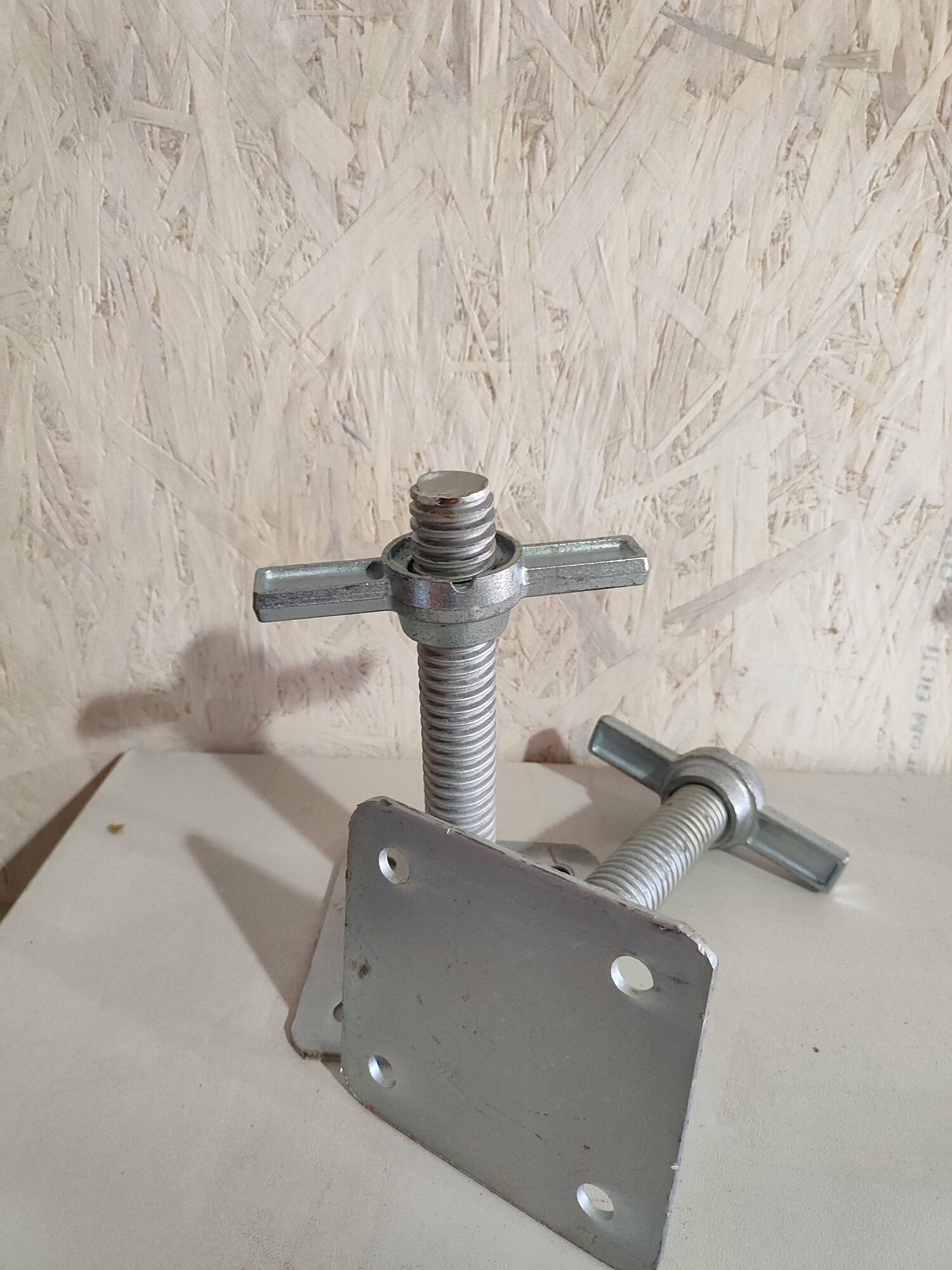 Винтовая опора "BAKANOVA"(длина 250 mm) для строительных лесов с d трубы 42-48 мм.