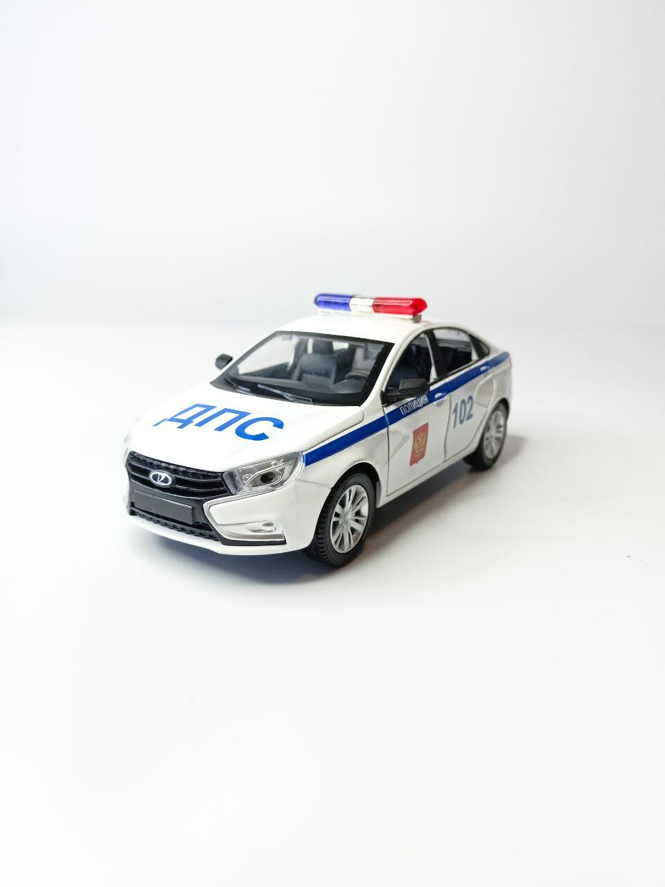 Коллекционная машинка игрушка металлическая Lada Vesta седан для мальчиков масштабная модель 1:24 ДПС