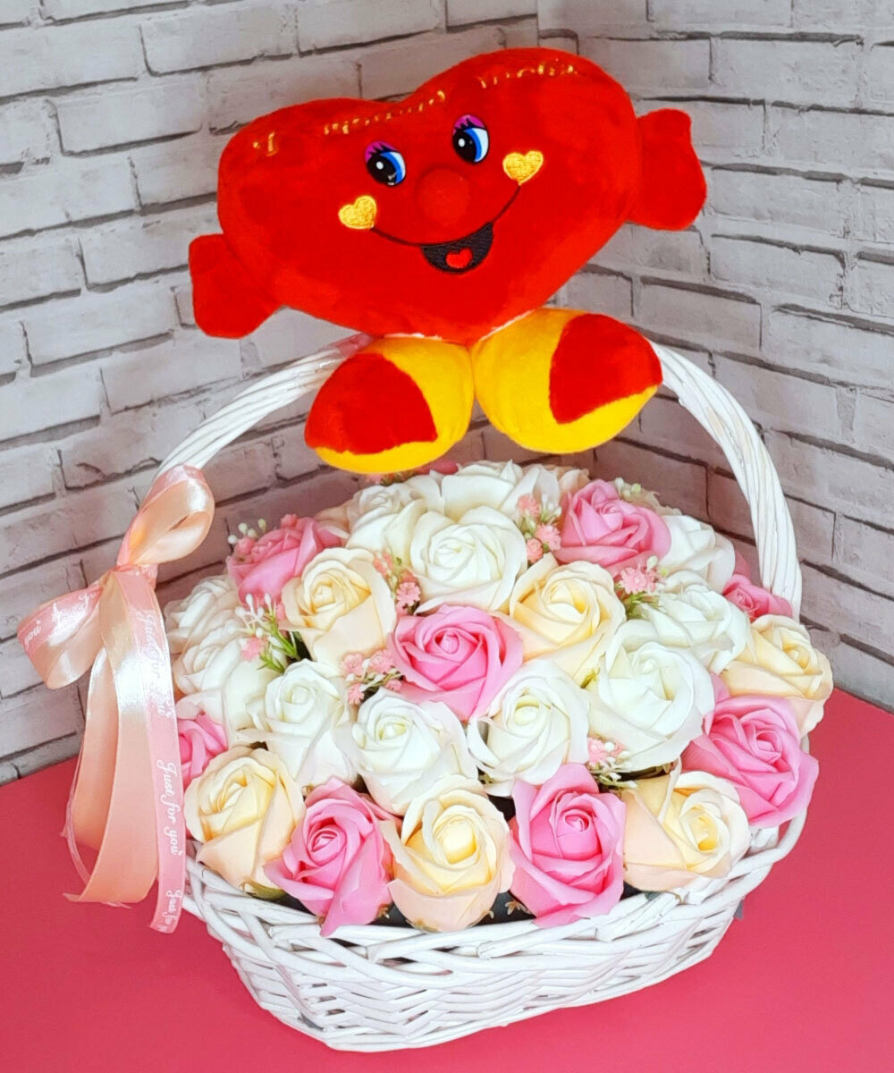 Корзина с мыльными нежными розами с игрушкой Красное сердце