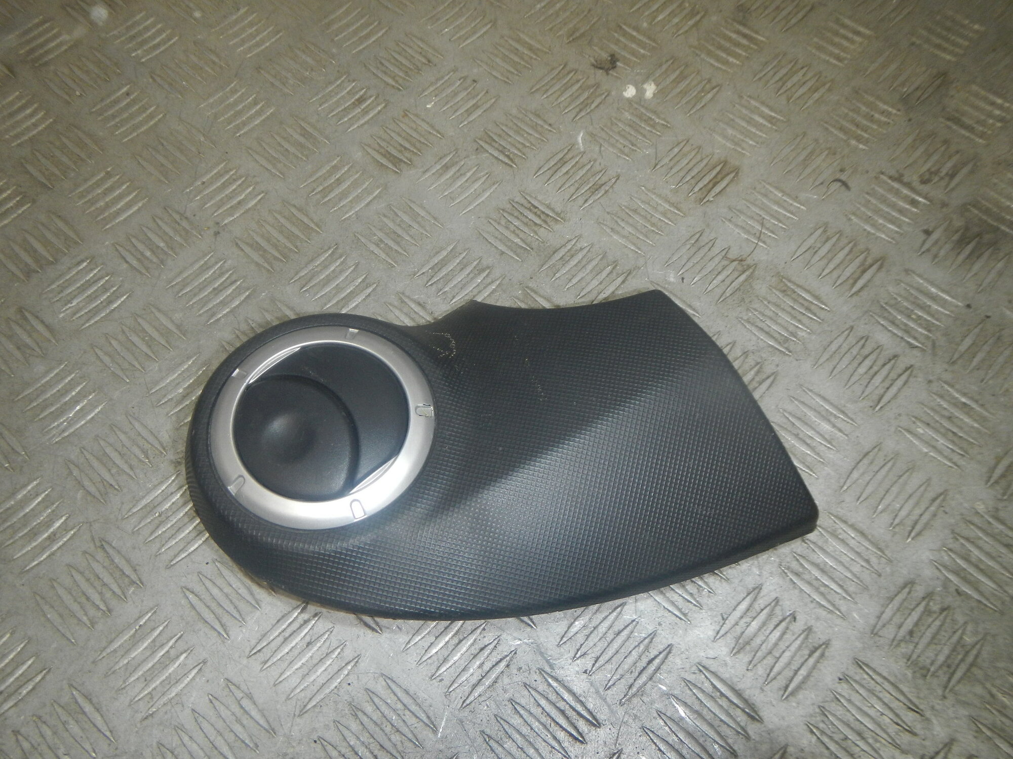 Б/У Дефлектор воздушный, Renault (Рено)-LOGAN (05-) RENAULT LOGAN (05-) Потертости. 567144 RENAULT арт. 687604913R/84500...