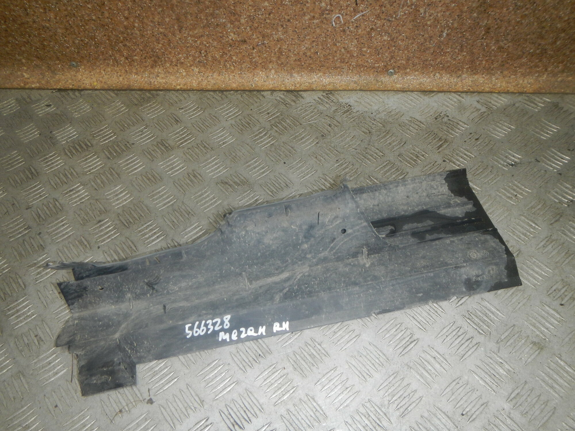 Б/У Воздуховод радиатора правый, Renault (Рено)-MEGANE II (02-09) RENAULT MEGANE II (02-09) Сломано 3 крепления. 566328 ...