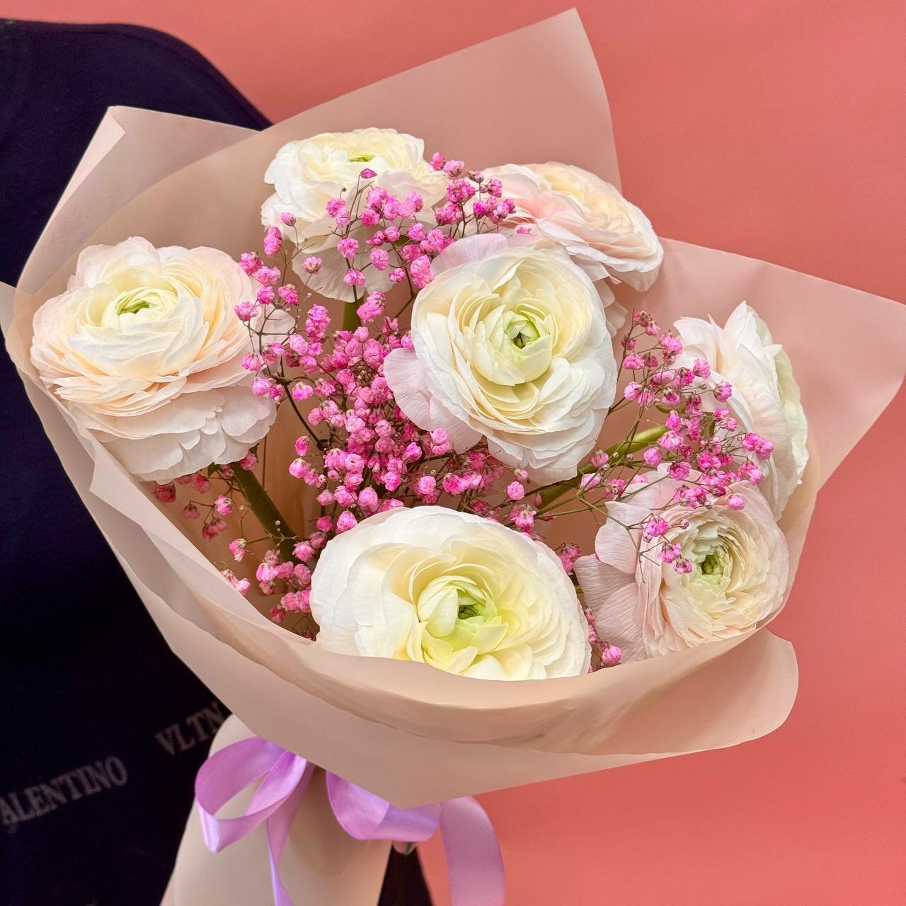 Букет "Ранункулюсы и гипсофила", 7 ранункулюсов, 1 гипсофила, пленка