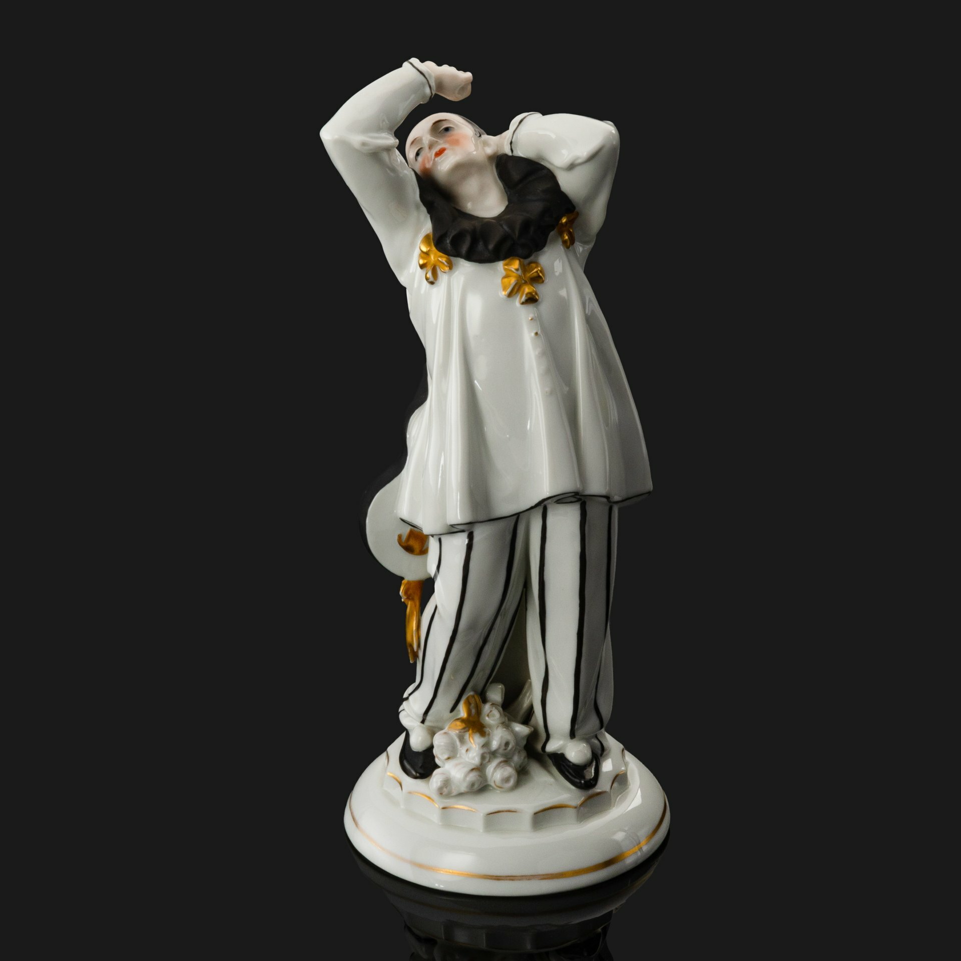 Статуэтка "Пьеро с гитарой", фарфор, роспись, золочение, Hertwig & Co, Германия, 1914-1945 гг.