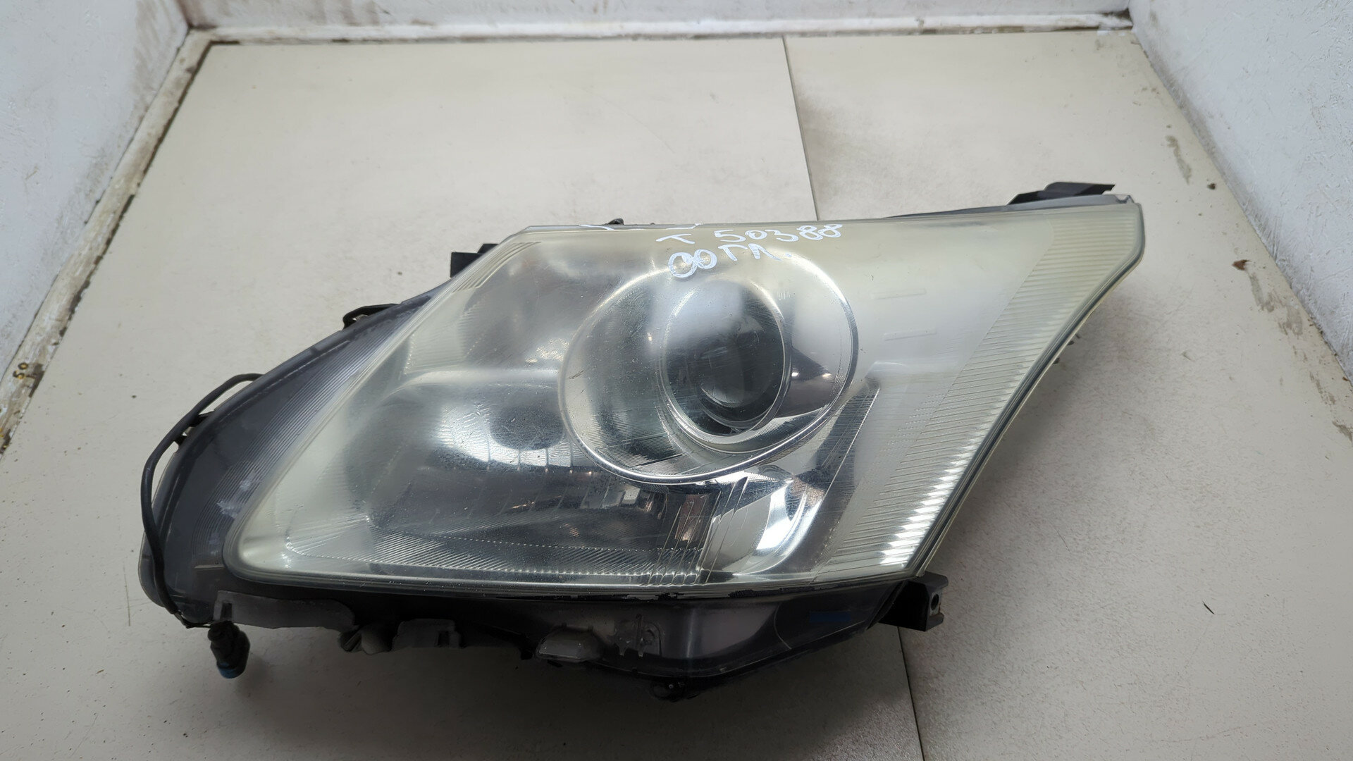 Фара (передняя) левая Toyota Avensis 3 Б/У