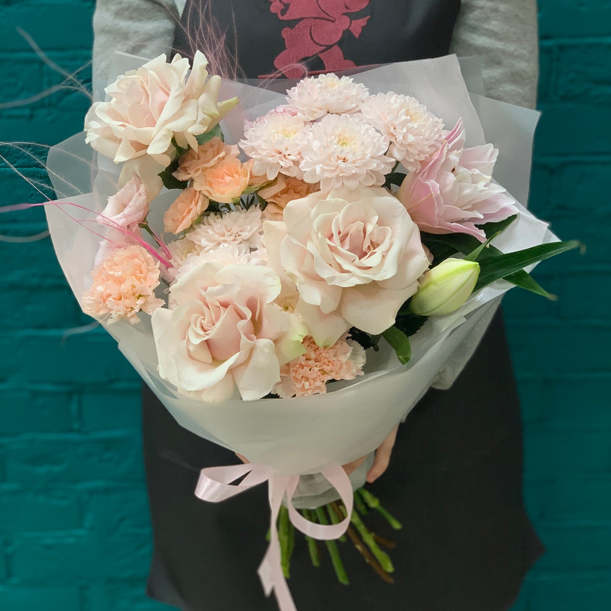 Букет от бренда "Цветы и Мишки" в составе: Французские розовые розы, эустома, белая лилия и хризантемы