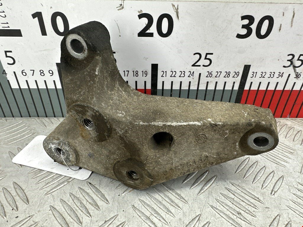 Кронштейн (крепление лапа траверса) кпп Opel Astra H 90538555 арт. 2213061