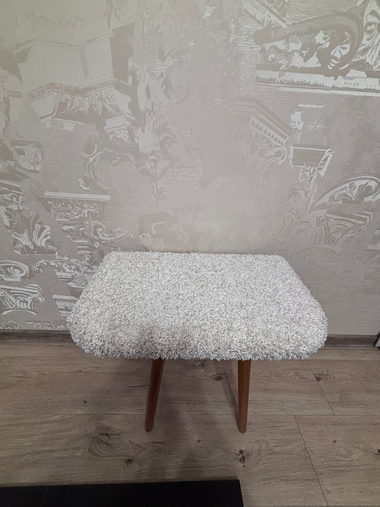 Лежанка настенная, для кошек, овальная, дерево, ковролин, белая, 30 см х 50 см