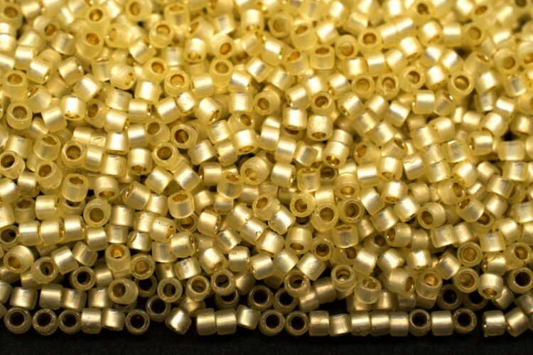 Бисер японский TOHO Treasure цилиндрический 11/0 #PF2109 Permanent Finish молочный одуванчик, серебряная линия внутри, 5 грамм