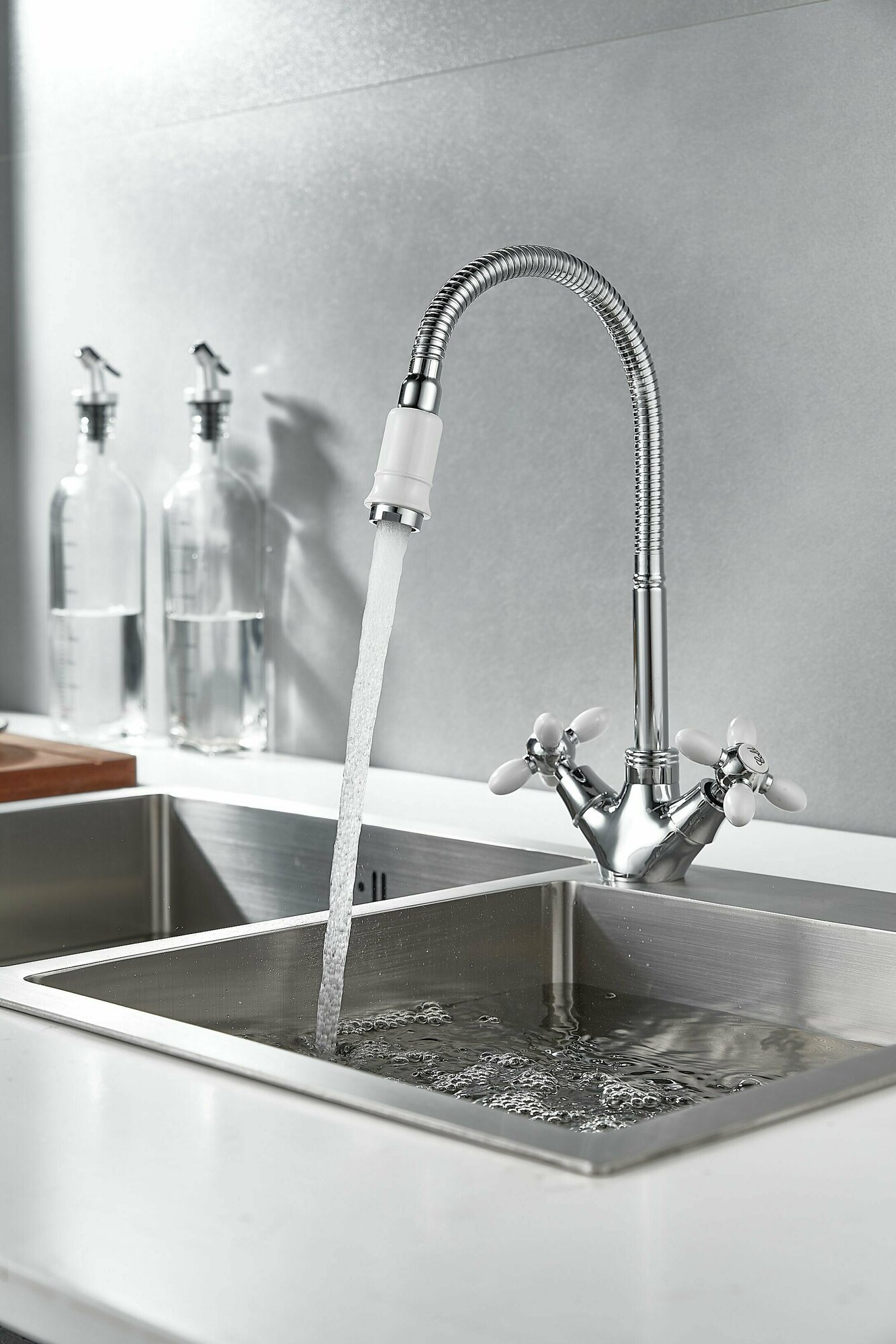 Смеситель для кухни Rainsberg с гибким изливом, двухвентильный. Высота 260 мм. Подвод воды гибкий.