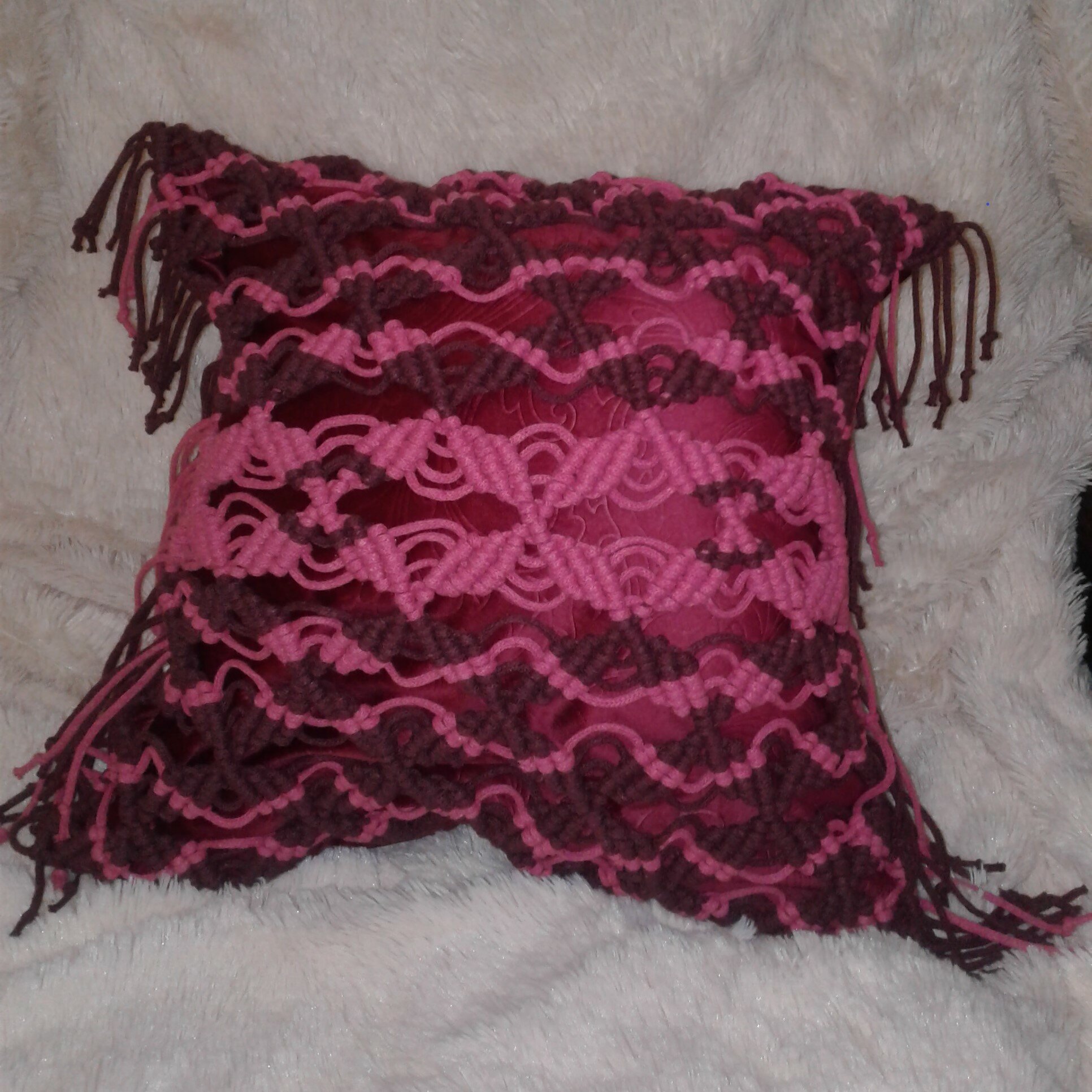 Подушка декоративная макраме розово-бордовая, 45х45. БохоМания. Арт П08