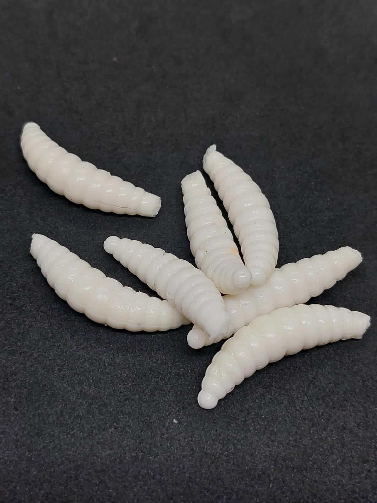 Форелевая силиконовая приманка Maggot 1.6. 38 мм. Белый