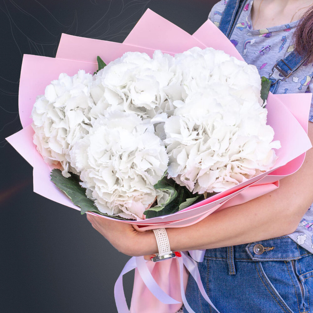 Классический букет из 5 белых гортензий в корейской пленке от 2name Flowers