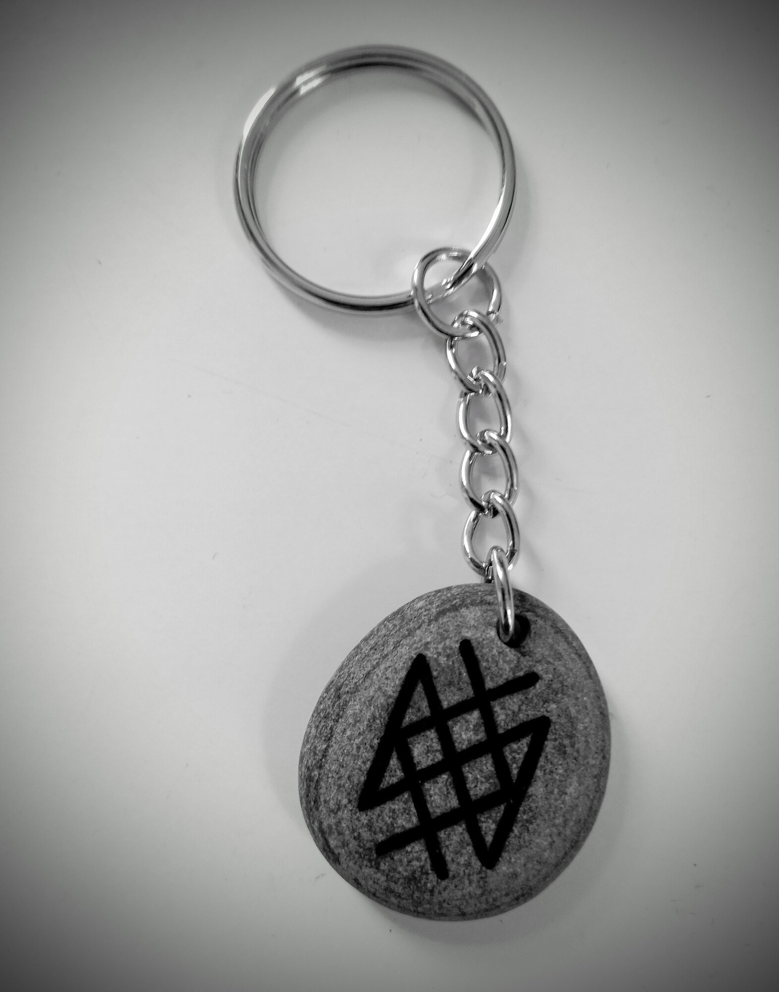 Рунический оберег "Здоровье и Исцеление" на природном камне. Ручная работа.