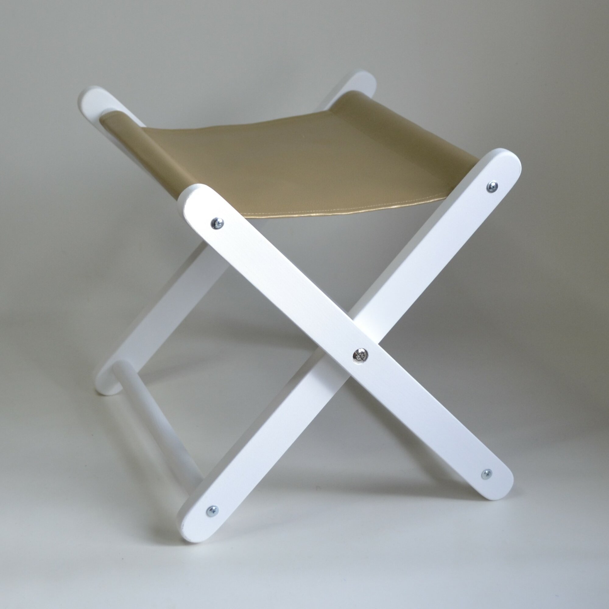 Подставка для сумок из перламутровой экокожи кэмел с белой деревянной основой