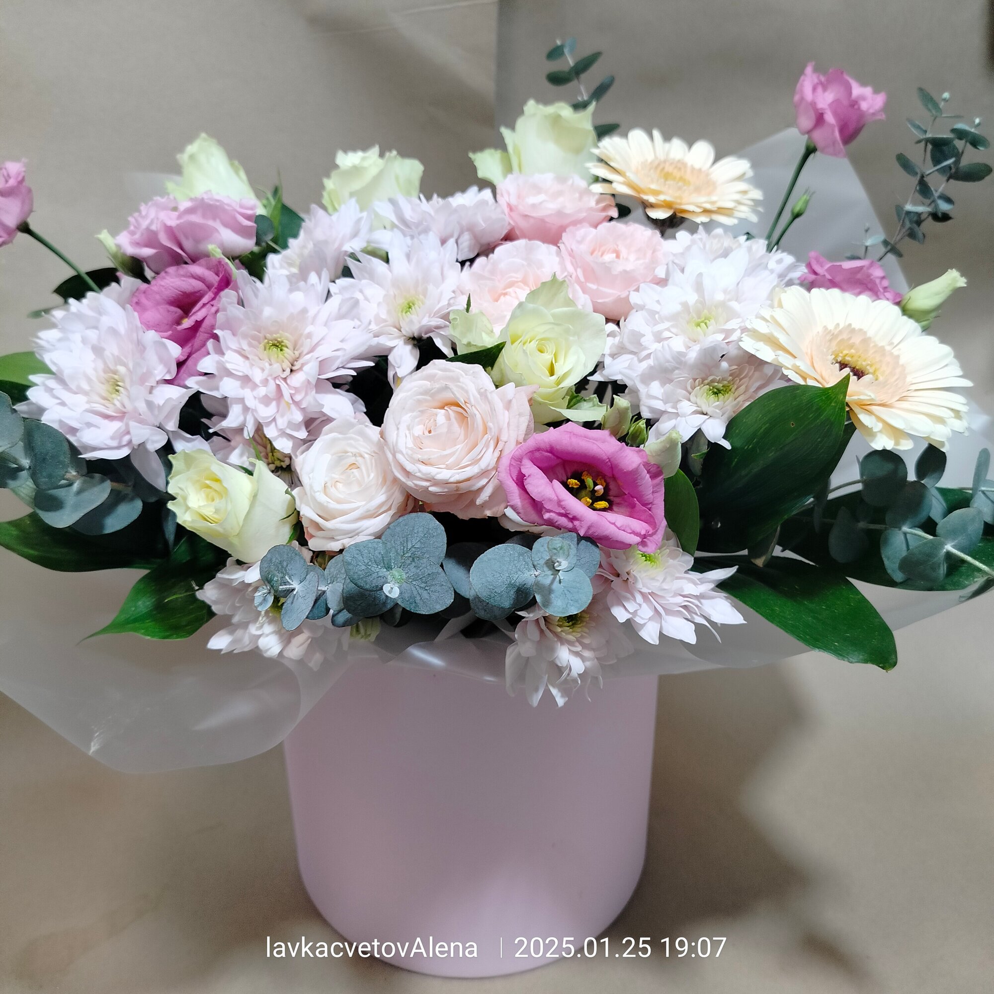 Букет в шляпной коробке, роза, гербера, пионовидная роза, эустома, хризантема