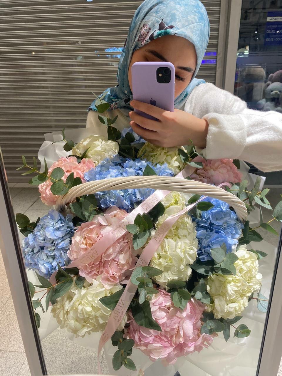 Букет живых цветов гортензия NURA FLOWERS в корзине, 15 цветов, 40см, белая/голубая/розовая