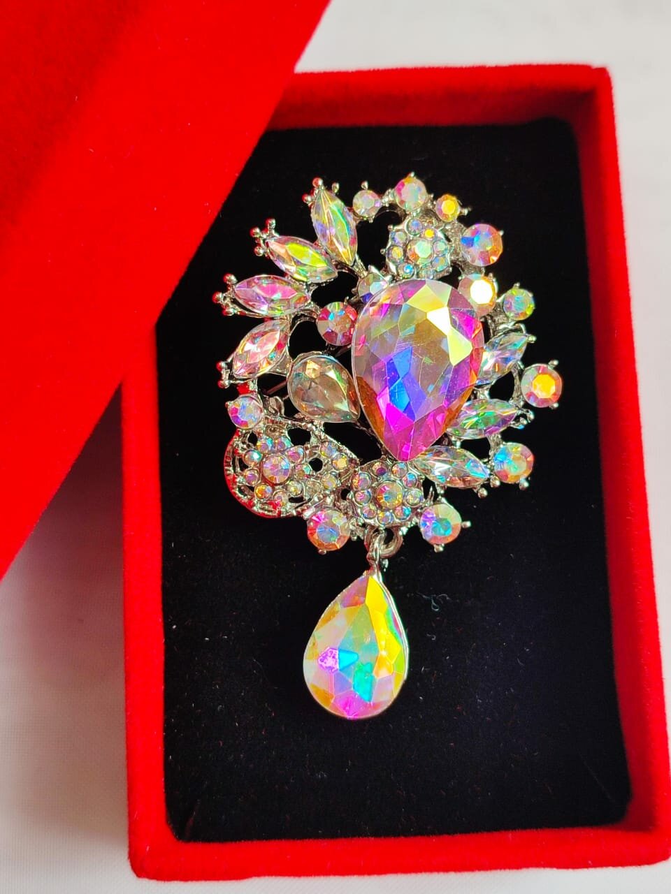 Брошь, стразы