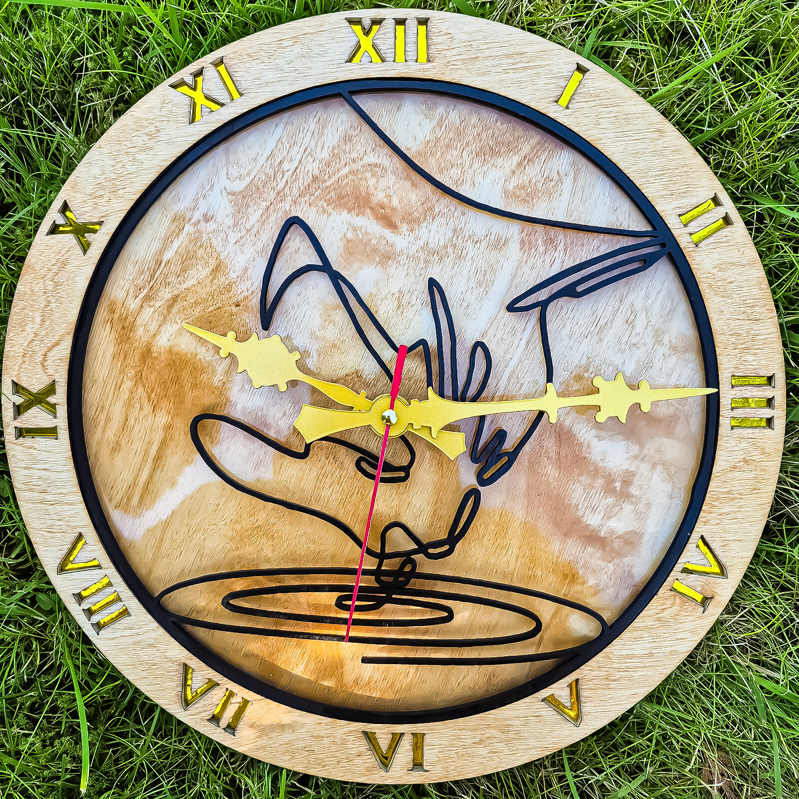 Часы настенные диаметром 30 см, дерево эпоксидная смола, ручная работа.