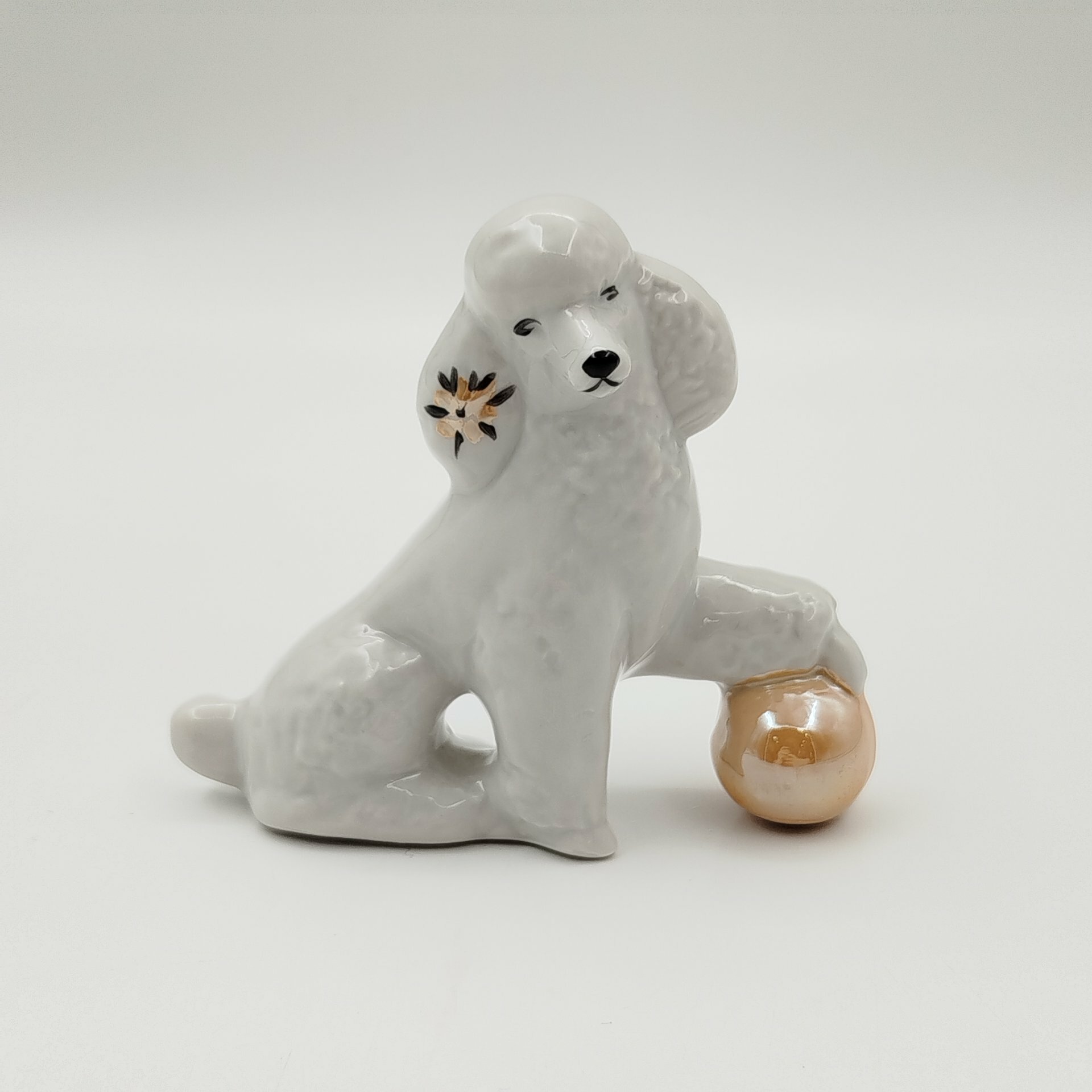 Статуэтка "Пудель с мячом", фарфор, роспись, люстр