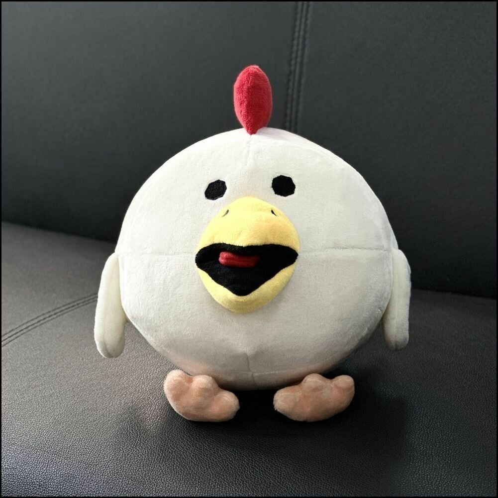 Маленький белый летающий цыпленок бегает с плюшевыми игрушками, куклами