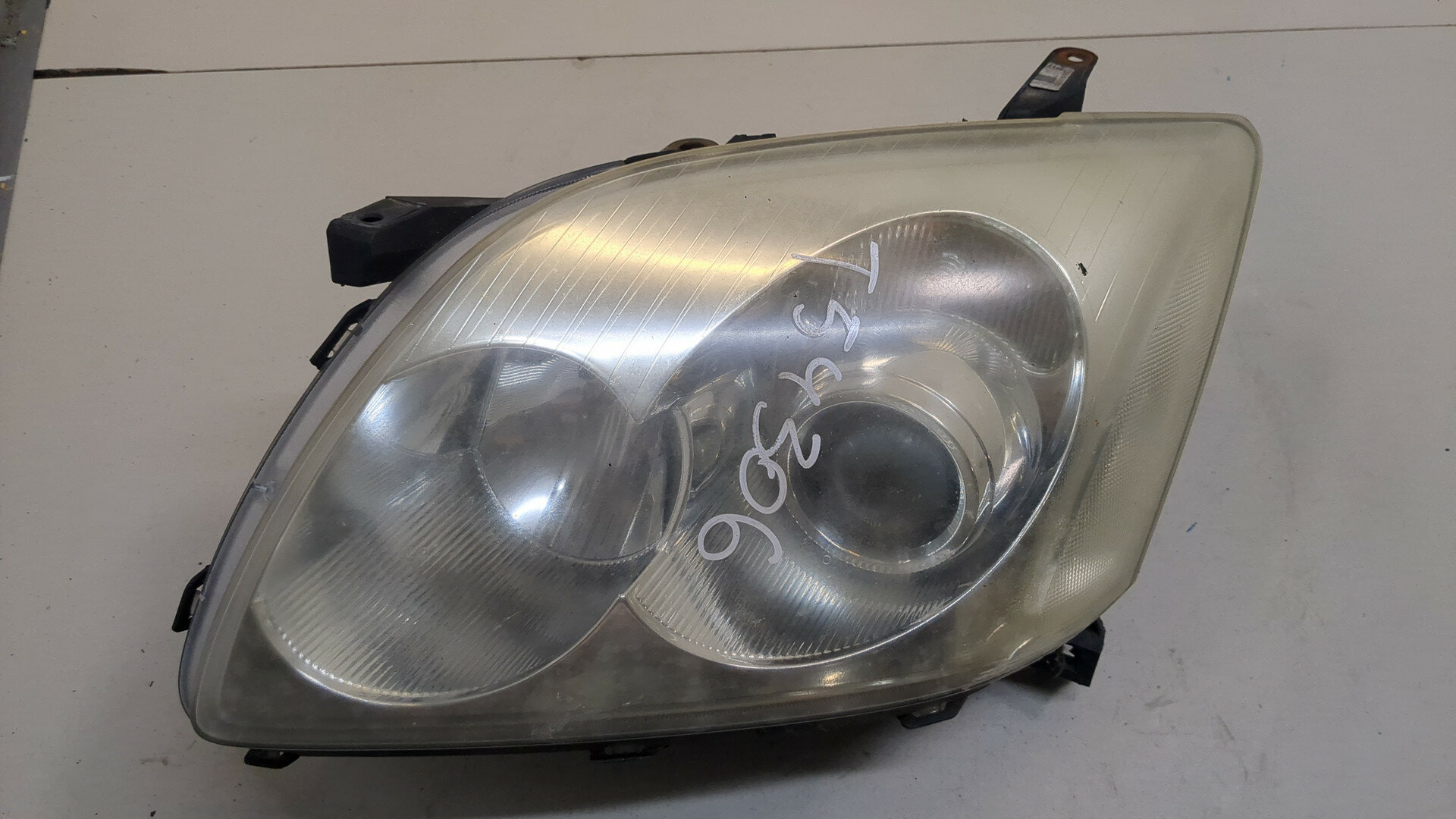 Фара (передняя) левая Toyota Avensis 2 Б/У