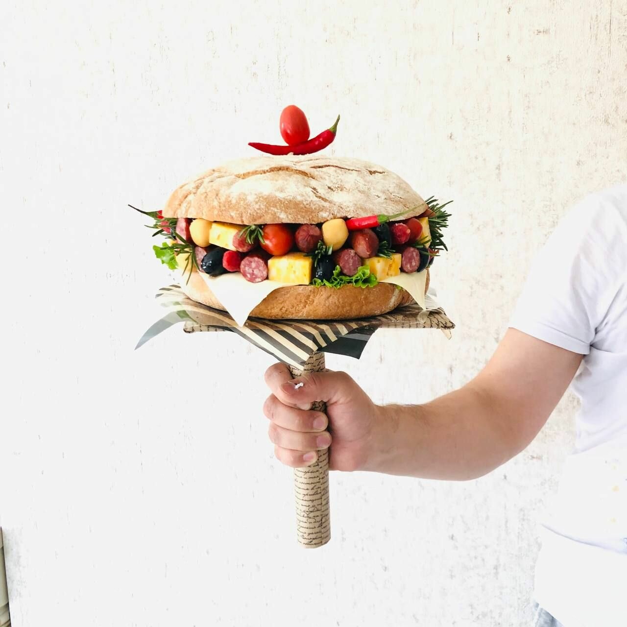 Бургер мужской букет с колбасками и закусками