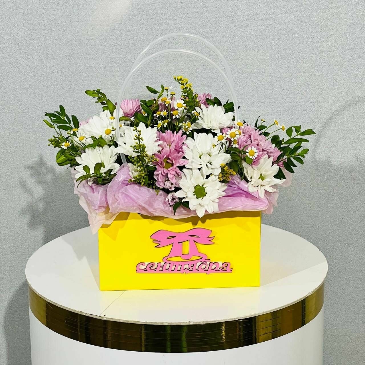 Цветы в сумочке в подарок