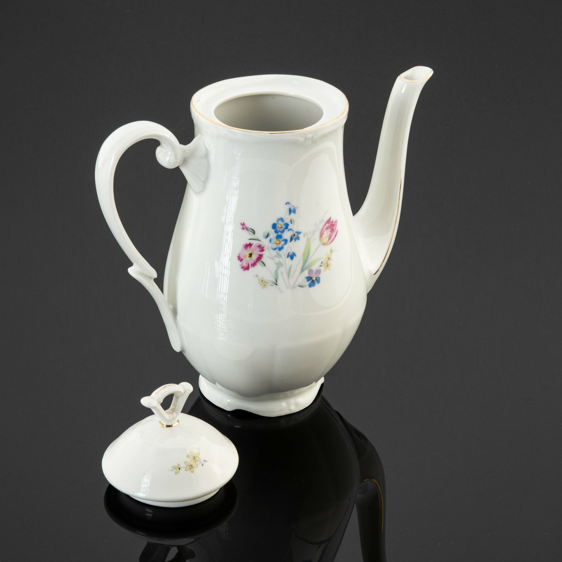 Чайник (кофейник) с изображением букета цветов, фарфор, деколь, золочение