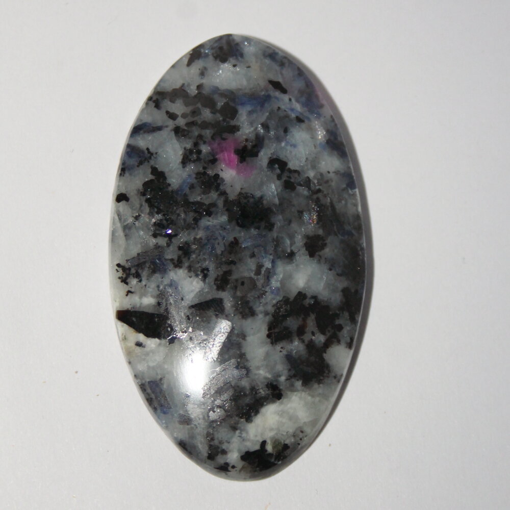 Коллекционный кабошон сине-красный корунд в породе, 50х29х3 мм, Южный Урал,"True Stones"