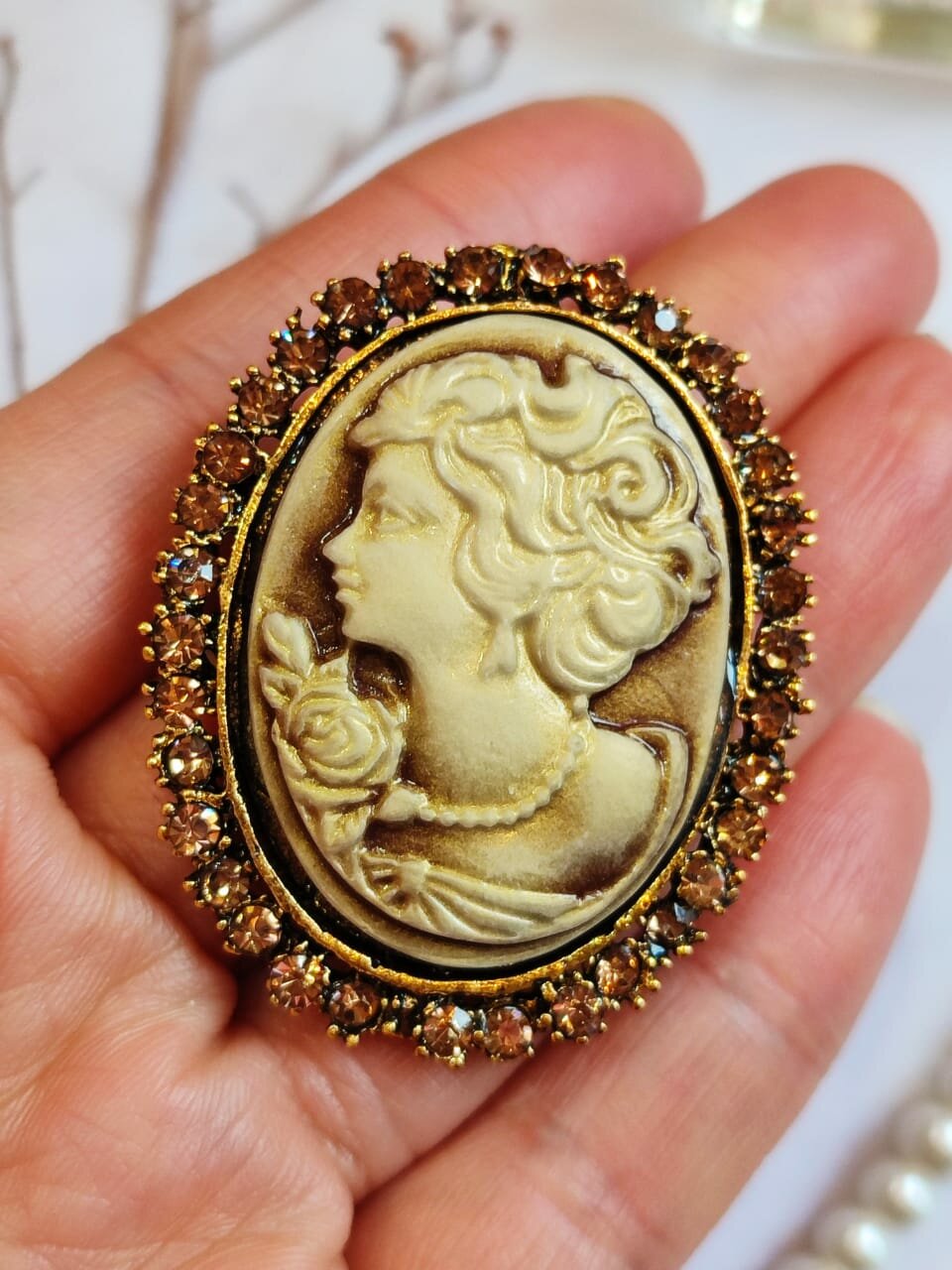 Брошь, стразы