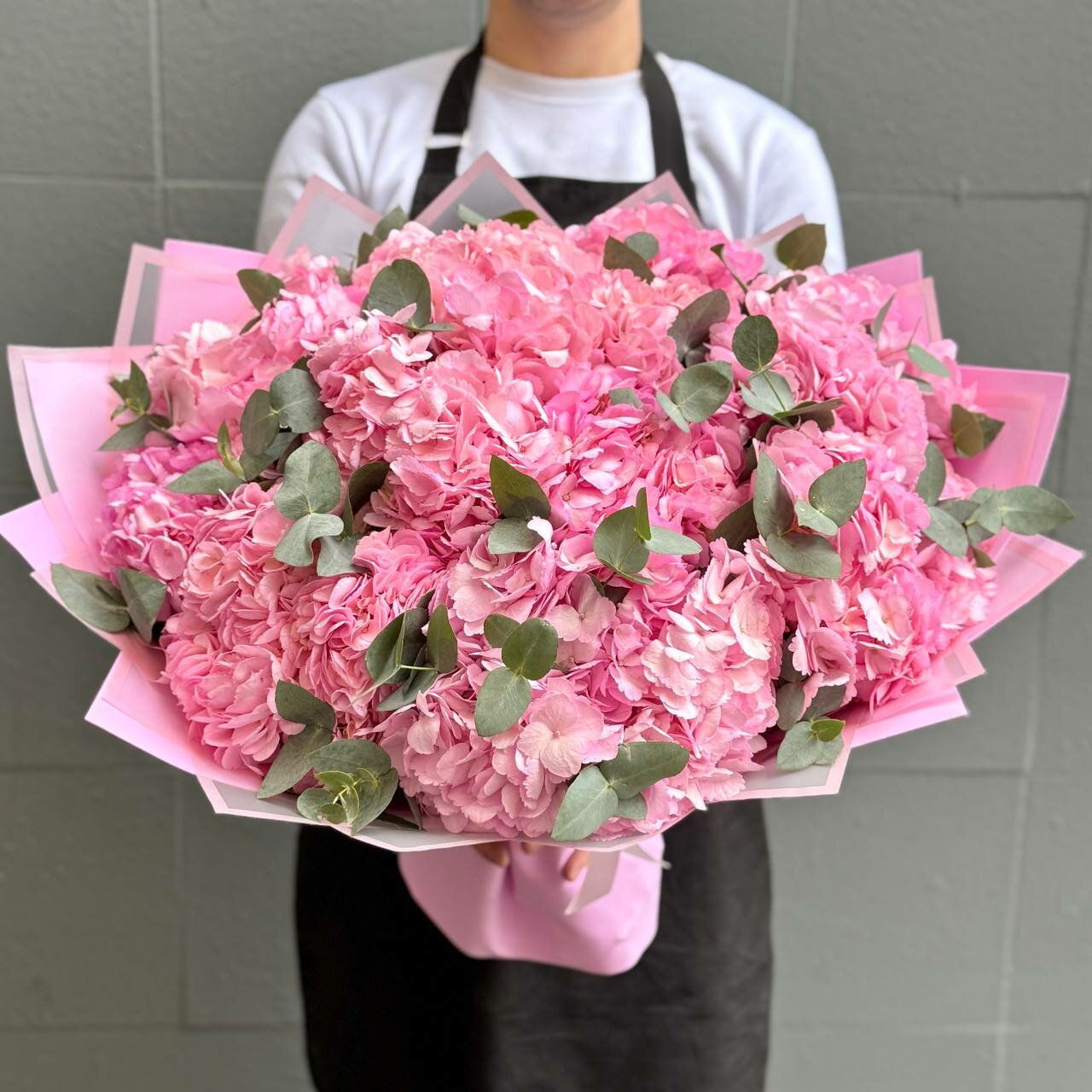 Монобукет "Большой букет гортензий" Rybe-Flowers, розовые гортензии с эвкалиптовыми ветвями