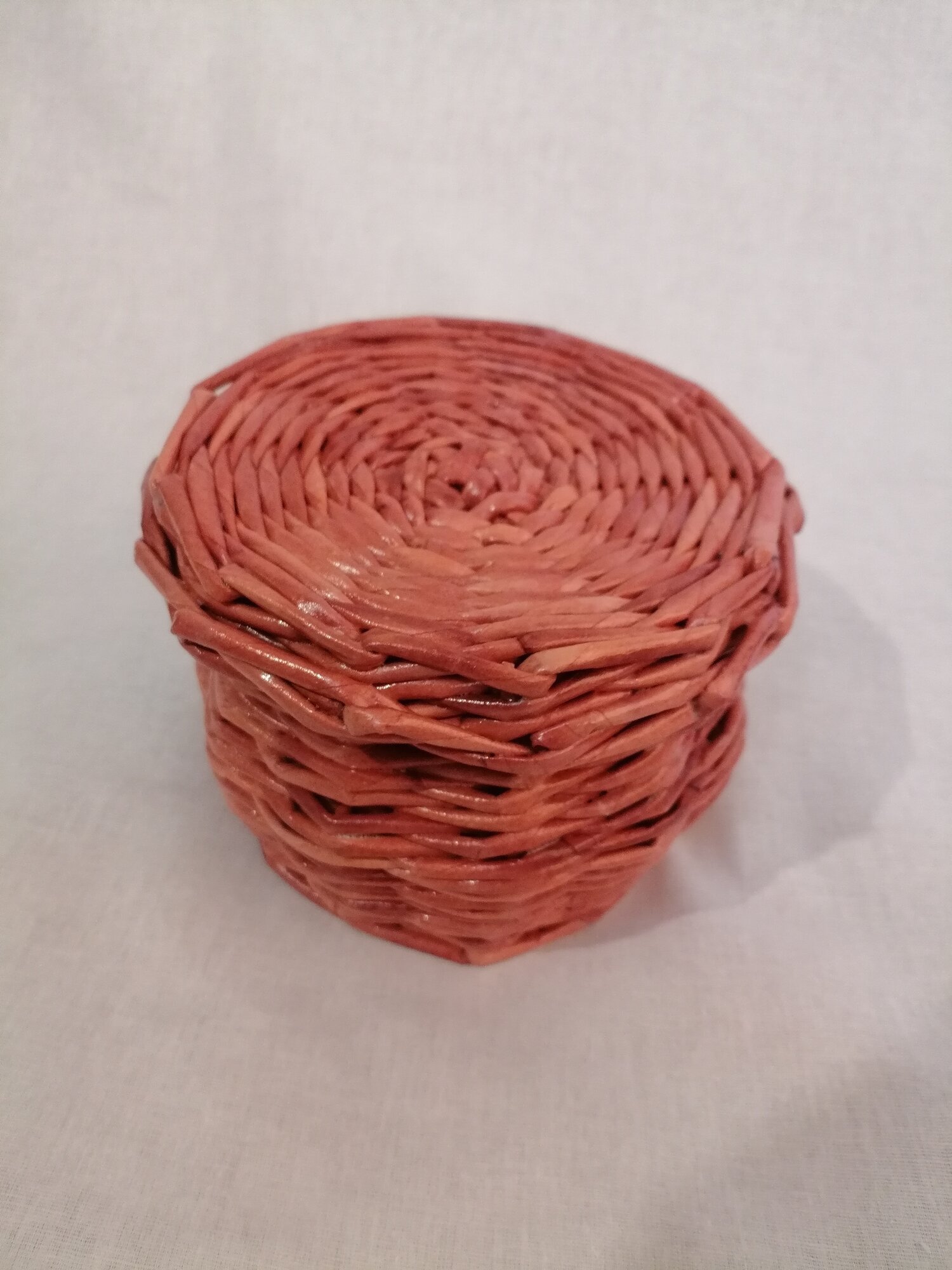 Плетёная шкатулка с крышкой для мелочей из бумажной лозы