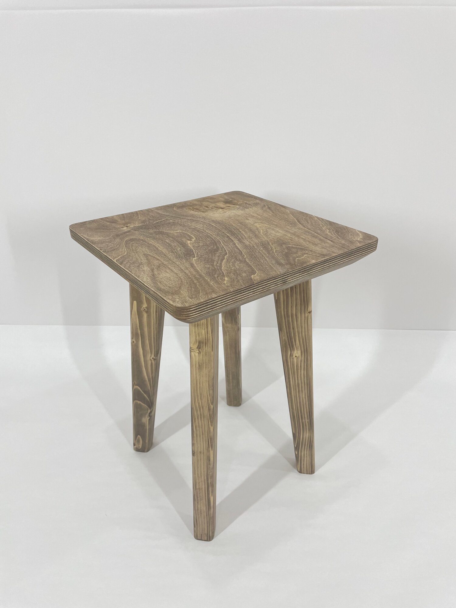 Табурет для кухни, гостинной. Габариты: 35х35х48 цвет орех. Материал: Фанера 20мм, дерево