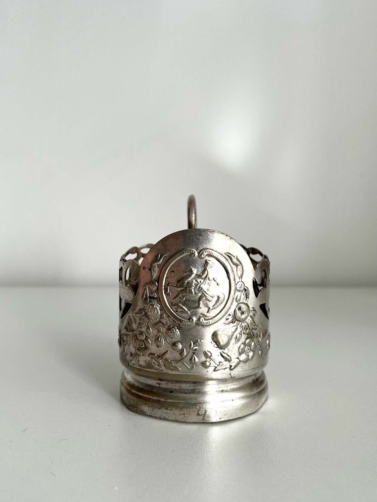 Подстаканник "Богдан Хмельницкий" СССР. Мельхиор! Деформировано дно. Сошло серебрение.