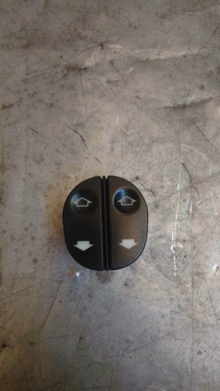 Кнопки стеклоподъемника перед. лев. Ford Fiesta 5 2005 96FG14529BC