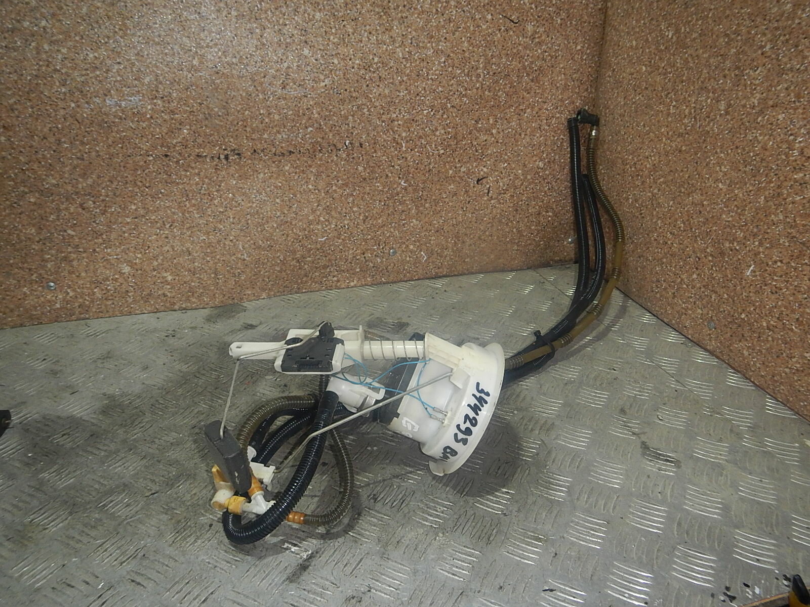 Б/У Датчик уровня топлива, BMW (БМВ)-3 (E90, E91) (05-) BMW 3 (E90, E91) (05-12) Без повреждений 344293 BMW арт. 1611717...