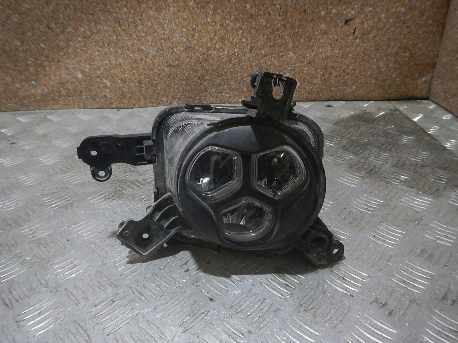 Б/У Фара противотуманная правая, KIA (Киа)-OPTIMA (16-) KIA OPTIMA (16-) LED Царапины, сломано одно крепление, трещина на...