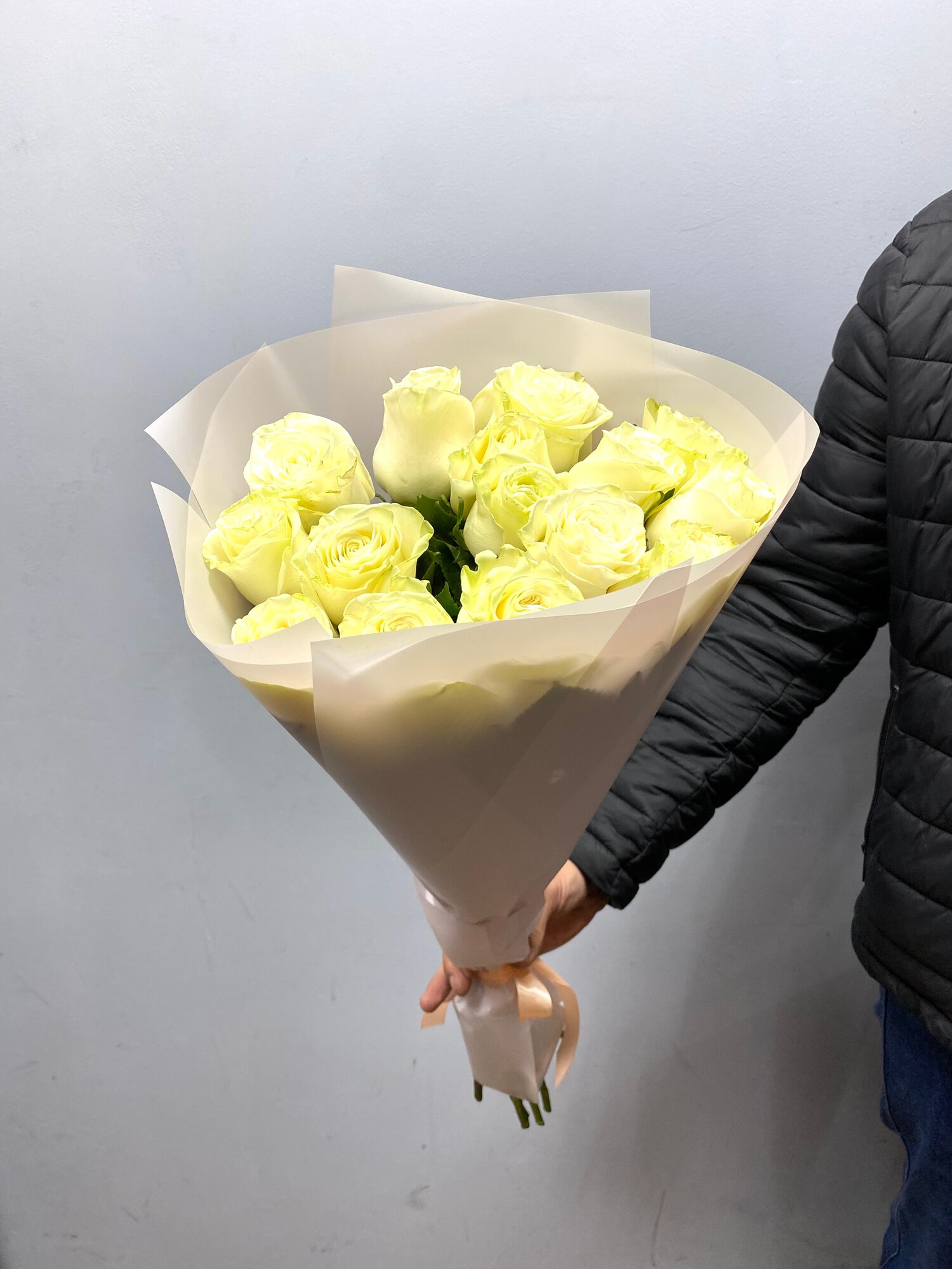 Монобукет ShokoFlowers "Роза Эквадор", роза, белый, 15 шт, с бантом и пленкой