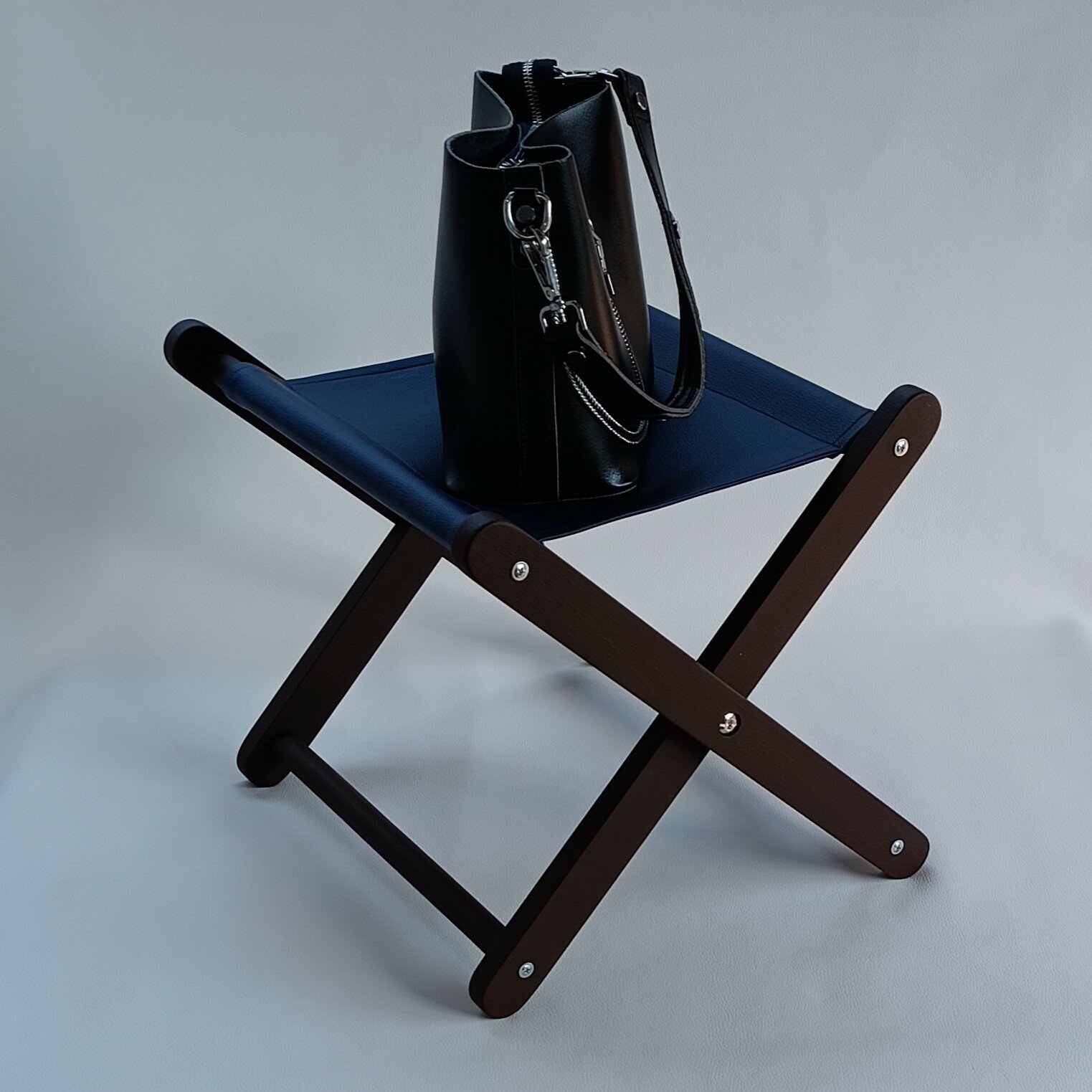 Подставка для сумок из тёмно-синей матовой экокожи с деревянной основой горький шоколад