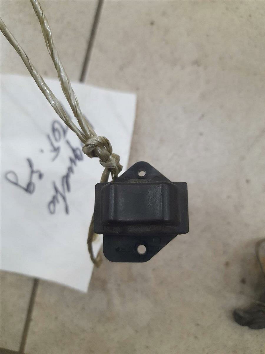 Кнопка люка от Mitsubishi Pajero, Montero 2 1991-2004