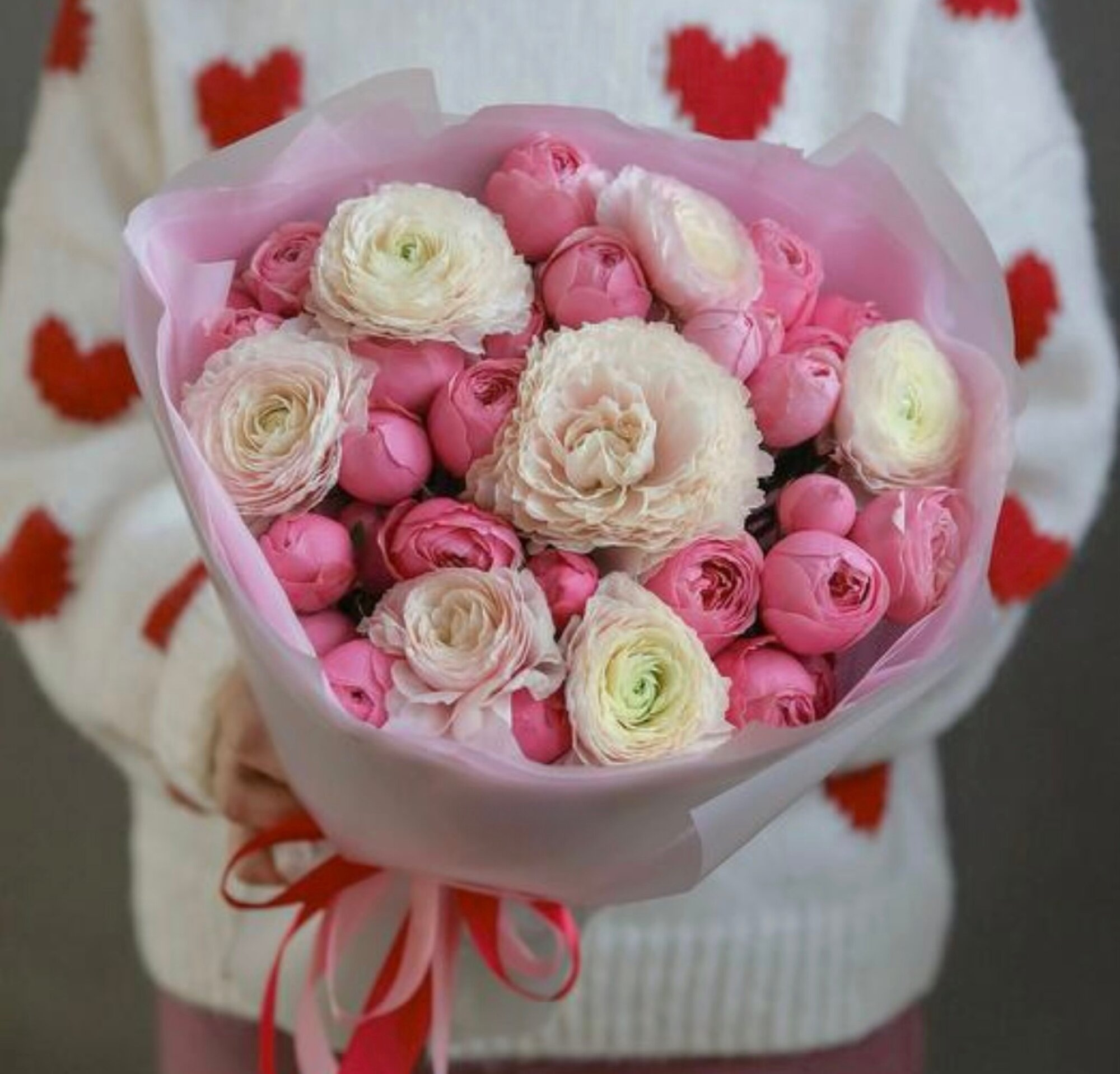 Букет ранункулюсы и пионовидные розы Сильва Пинк