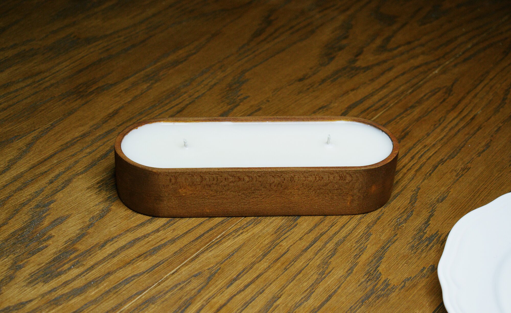 Свеча из натурального соевого воска в деревянном подсвечнике из липы