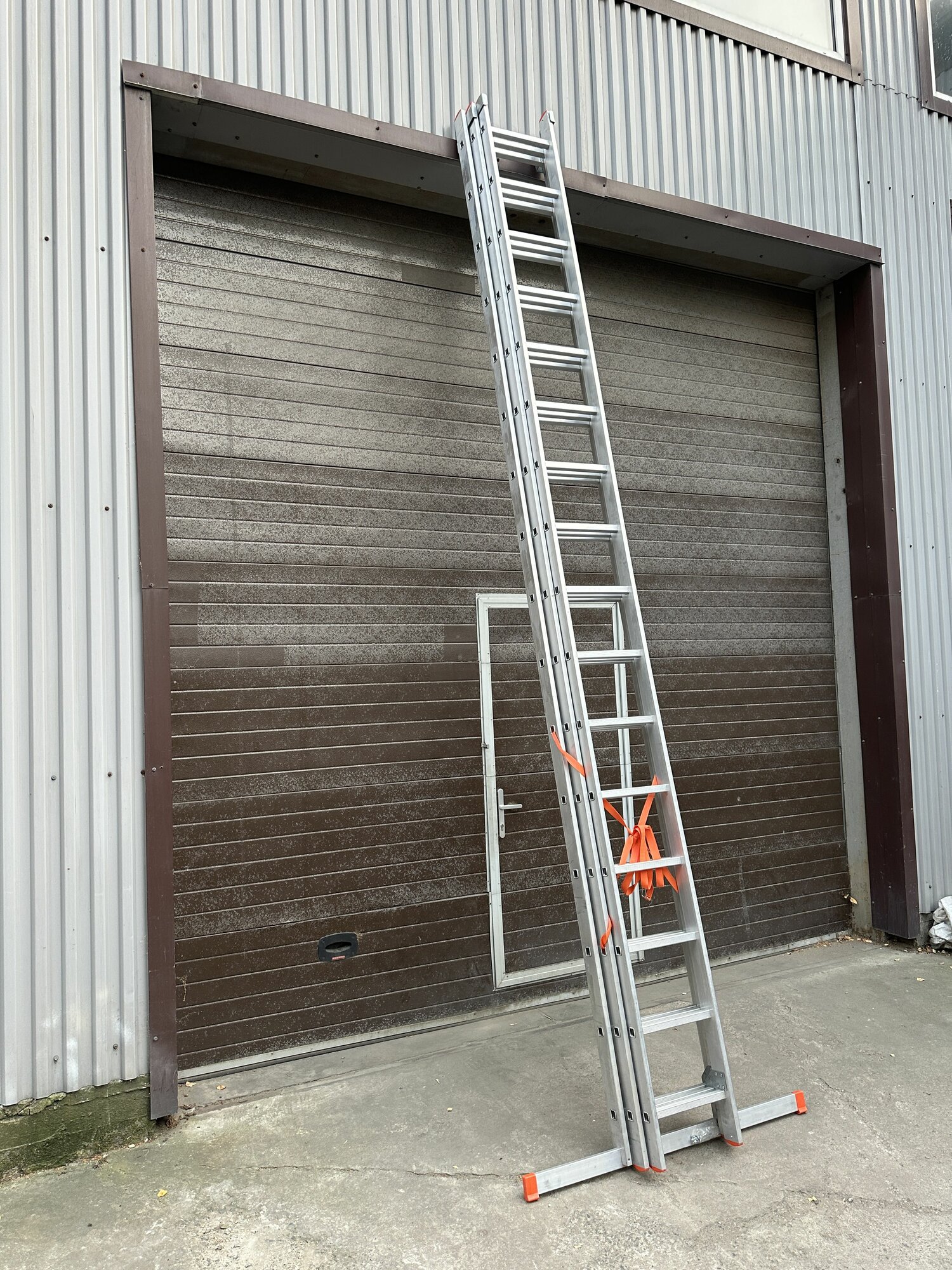 Лестница алюминиевая трехсекционна Sarayli-M 3х15 общая высота 10,60м