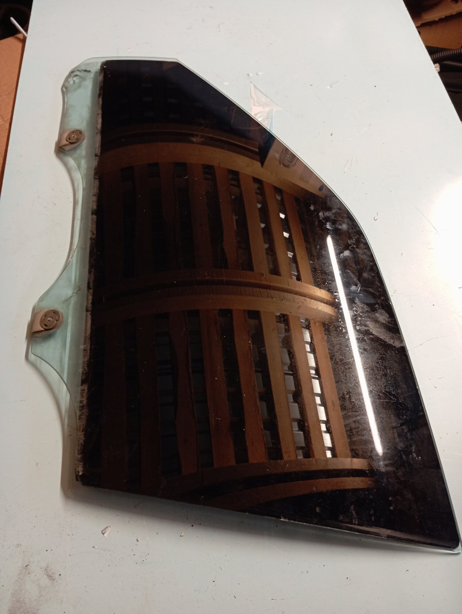 Тойота Камри 1986-91г. стекло передней левой двери