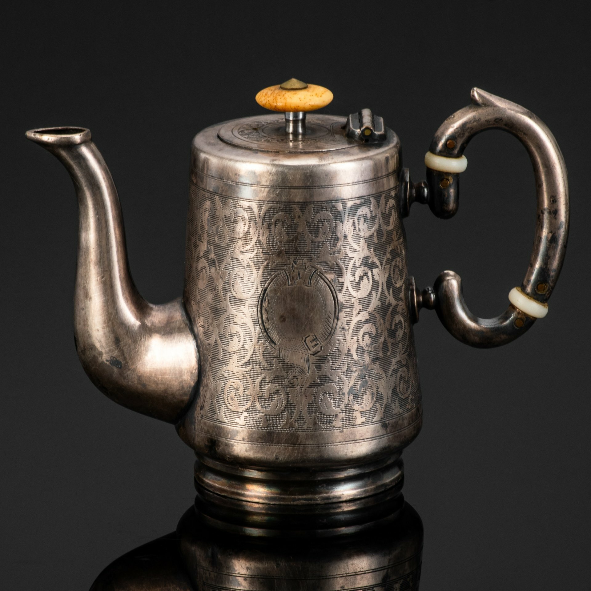 Кофейник с орнаментальным декором и картушем на тулове, металл, серебрение