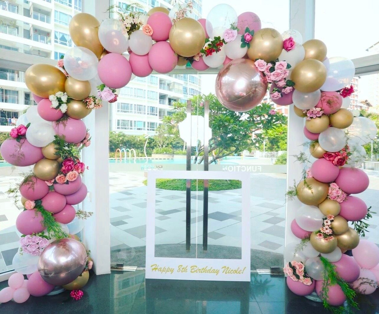 Арка из шаров на стойках